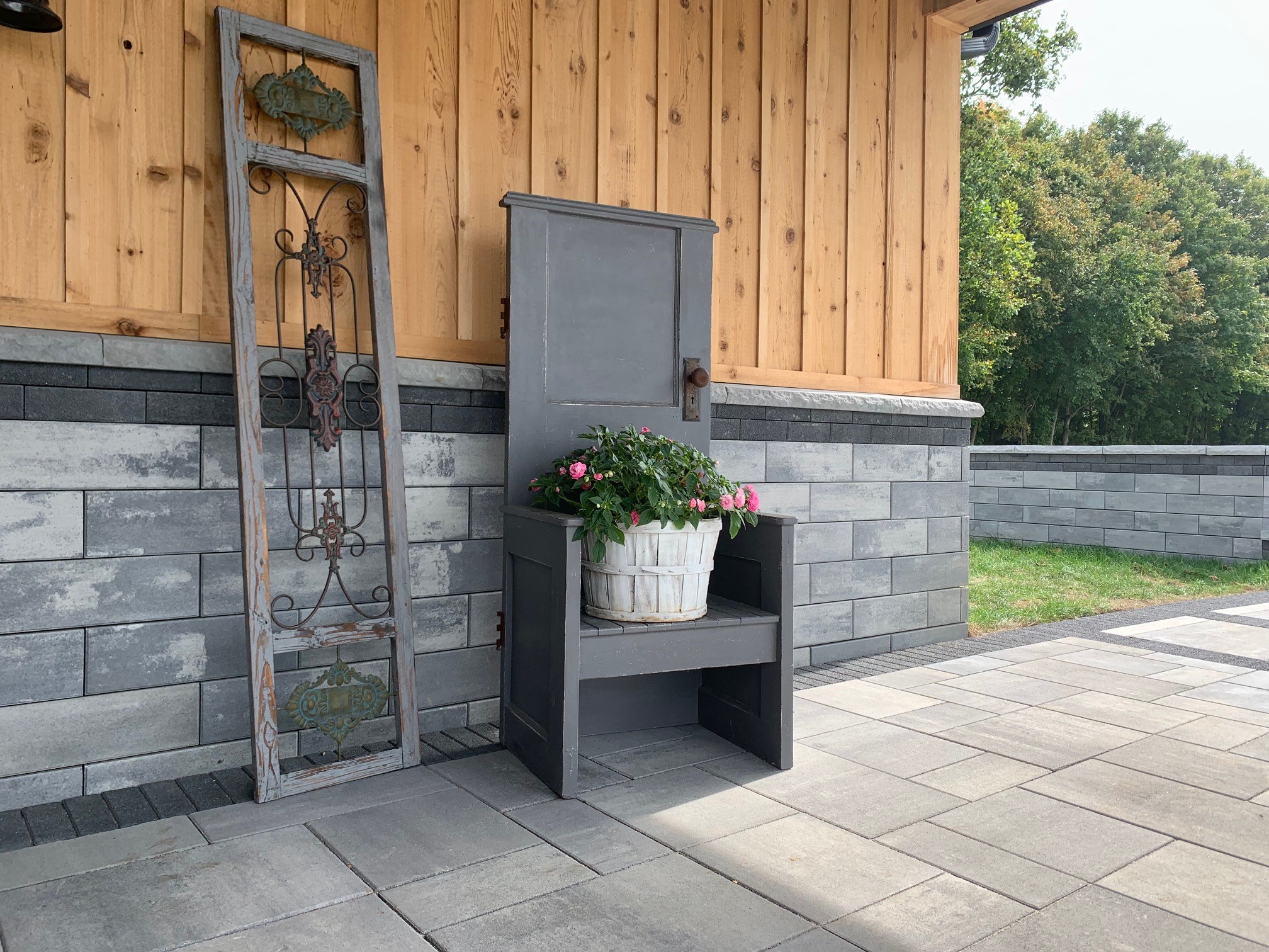 U-Cara Wall Mount System | Unilock Commercial